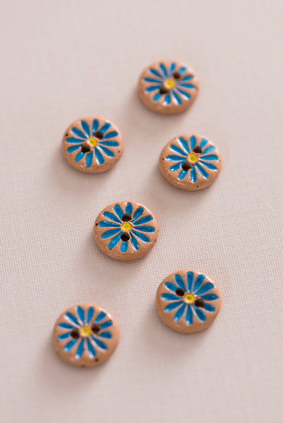 bright blue daisy buttons – Quince & Co.