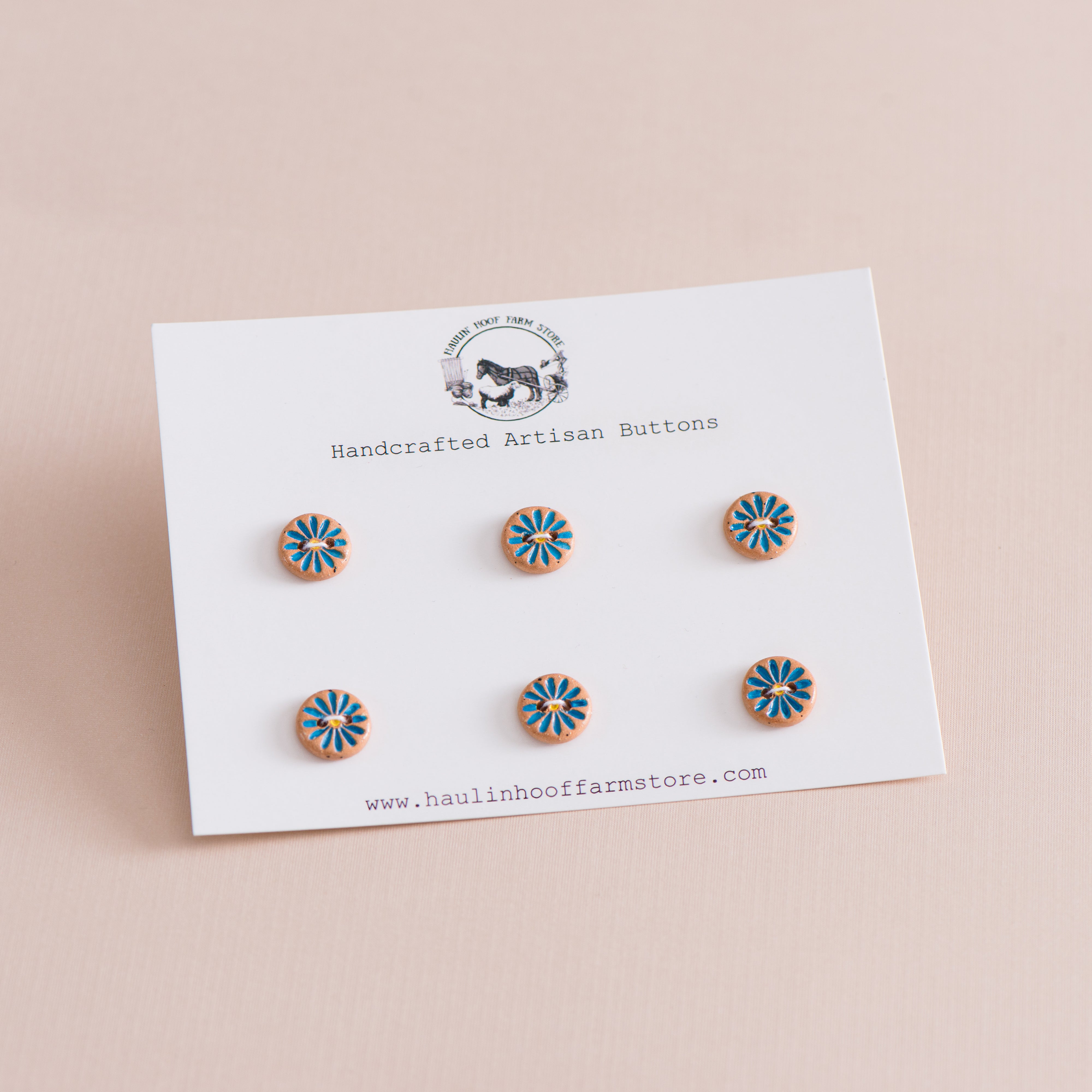 bright blue daisy buttons – Quince & Co.