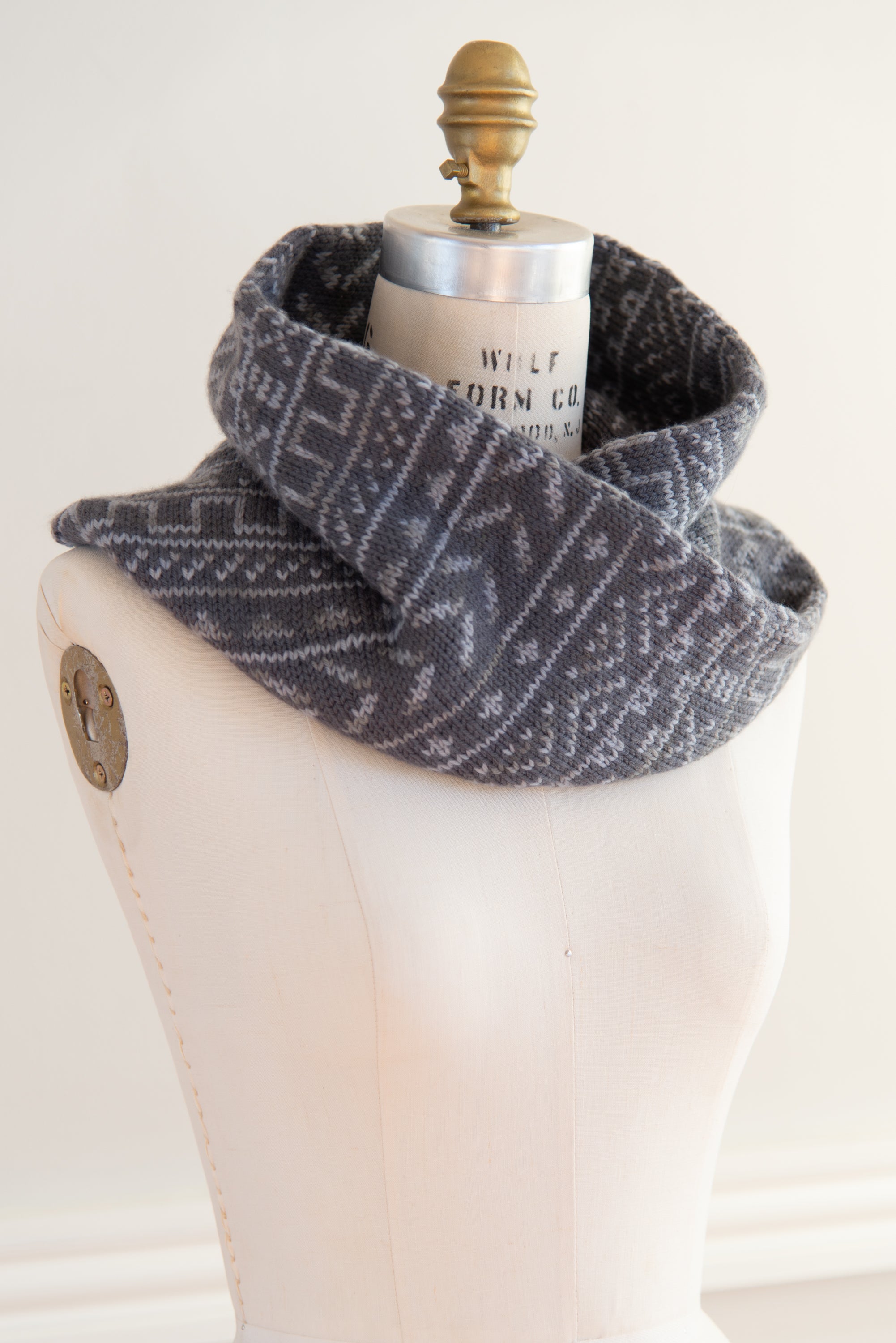 Strozzi Cowl Knitting Pattern designed by Alexis Winslow – Quince & Co.