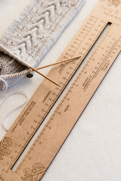 sock sizing ruler – Quince & Co.