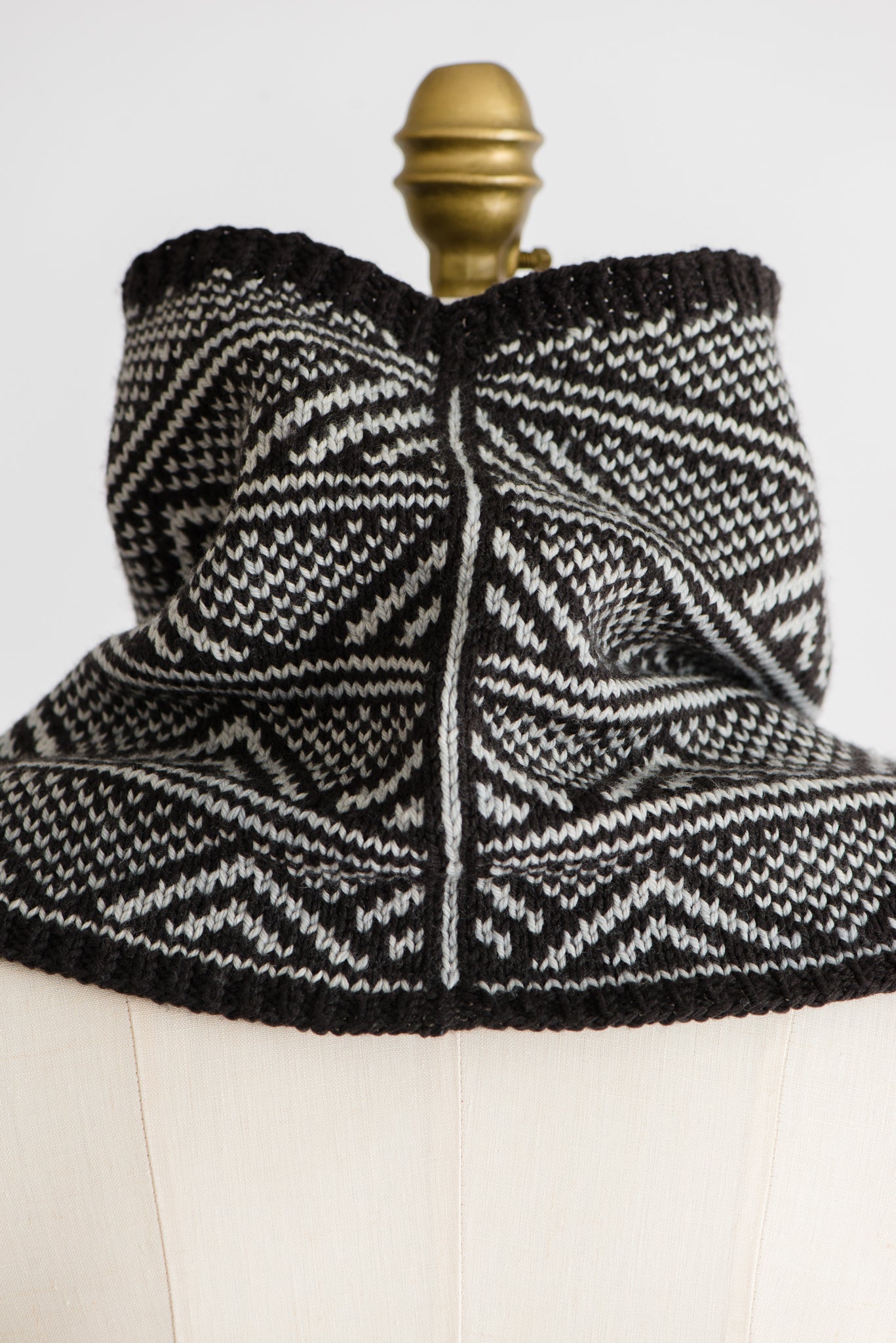 Vallo Pointed Cowl Knitting Pattern by Alexis Winslow – Quince & Co.